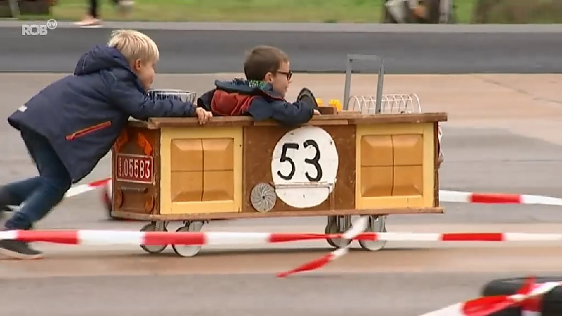 Kinderen leven zich uit in Hal 5 tijdens cultureel familiefestival Rode ... Kinderen leven zich uit in Hal 5 tijdens cultureel familiefestival Rode ...