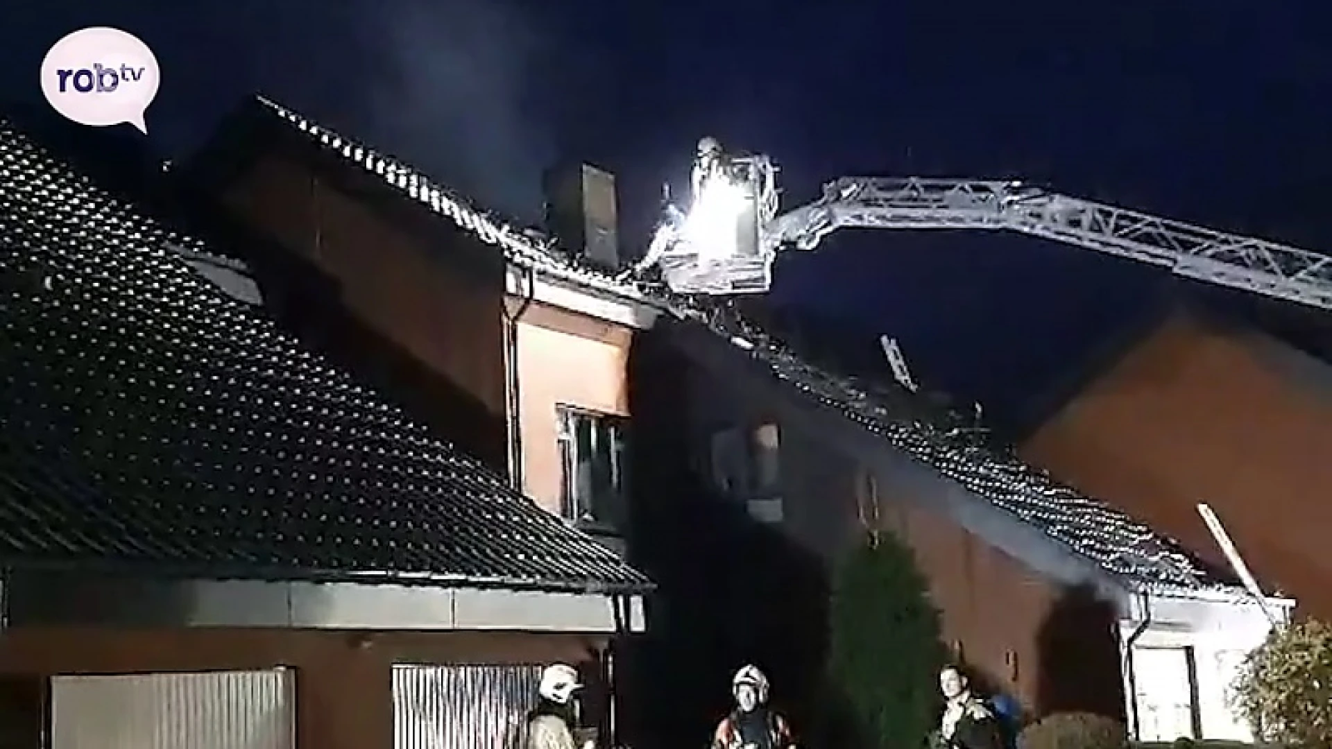 2 woningen onbewoonbaar verklaard na felle brand in Diest | ROBtv 2 woningen onbewoonbaar verklaard na felle brand in Diest | ROBtv
